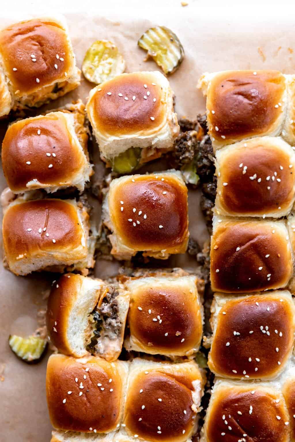 Quick Cheeseburger Sliders with Hawaiian Rolls - House of Yumm